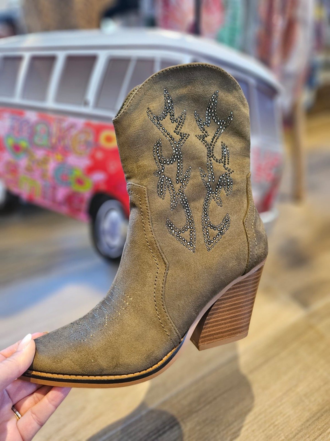 Boots santiags KAKI brodées - Rêve en dentelle